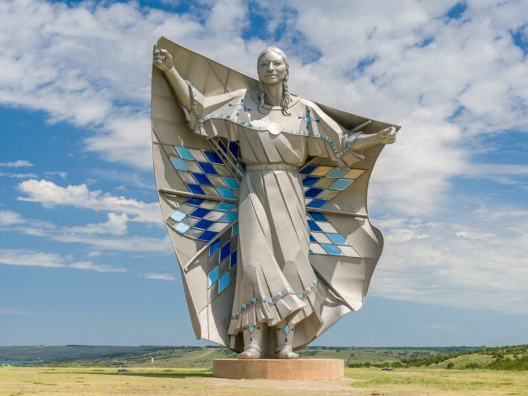 Beautiful 50-Foot-Tall Sculpture Pays Tribute to Native American Women ...