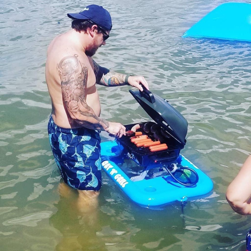 Now You Can Get A Floating Grill That Lets You BBQ Right On The Water ...