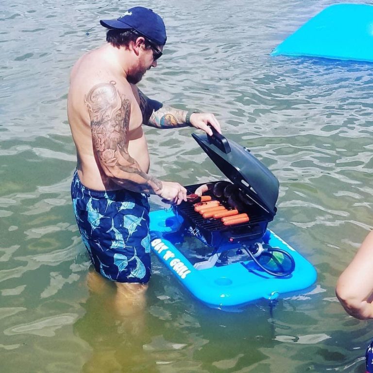 Now You Can Get A Floating Grill That Lets You BBQ Right On The Water ...