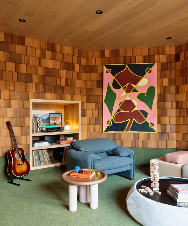 This Cozy Canadian Mountain Home Mixes Modern Minimalism With Retro Log ...