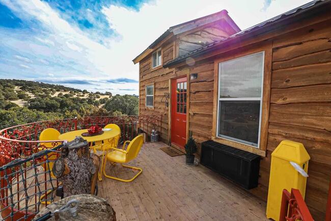 Crow’s Nest Treehouse With a Twisty Slide is the Perfect Getaway Spot ...
