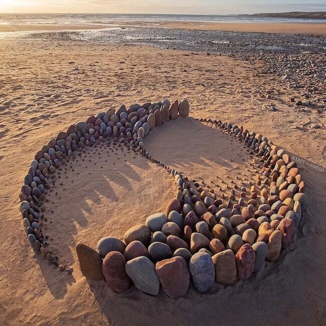 Artist Turns Found Stones and Shells Into Beautiful Beach Installations ...